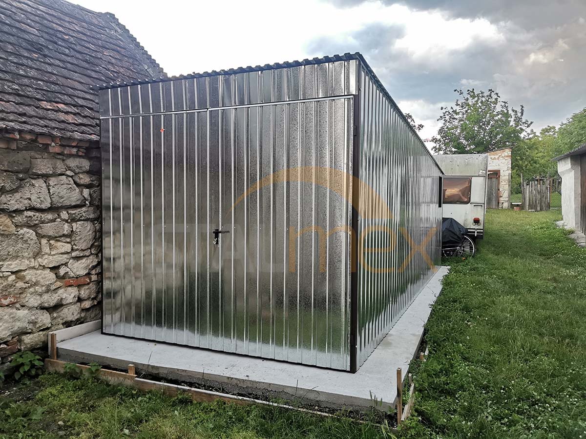 Plechová garáž 3×6×2,1 - spád od brány dozadu, dvojkrídlová brána, okno ...
